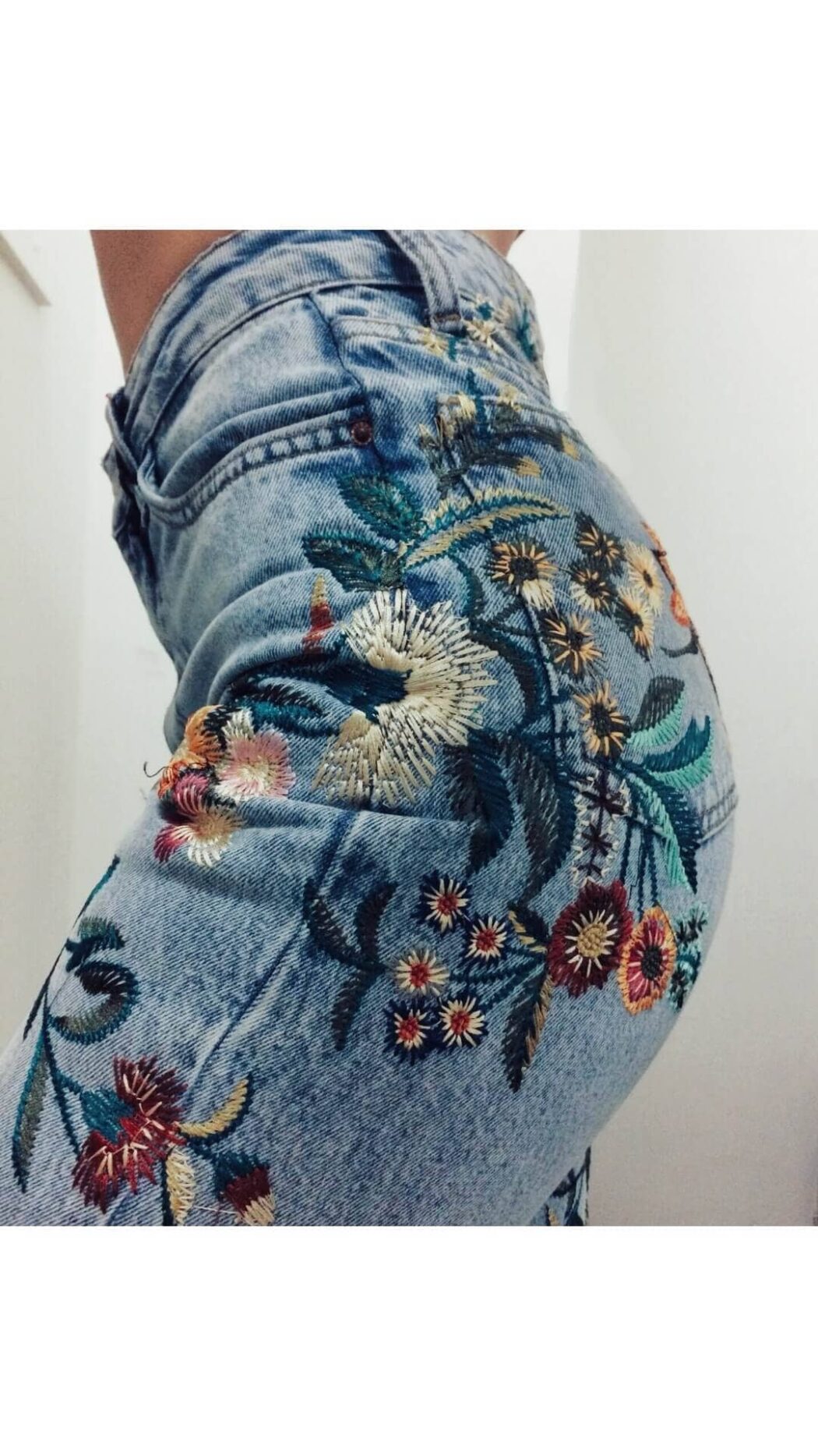 25 Wonderful Embroidered Jeans Outfits - The Cuddl