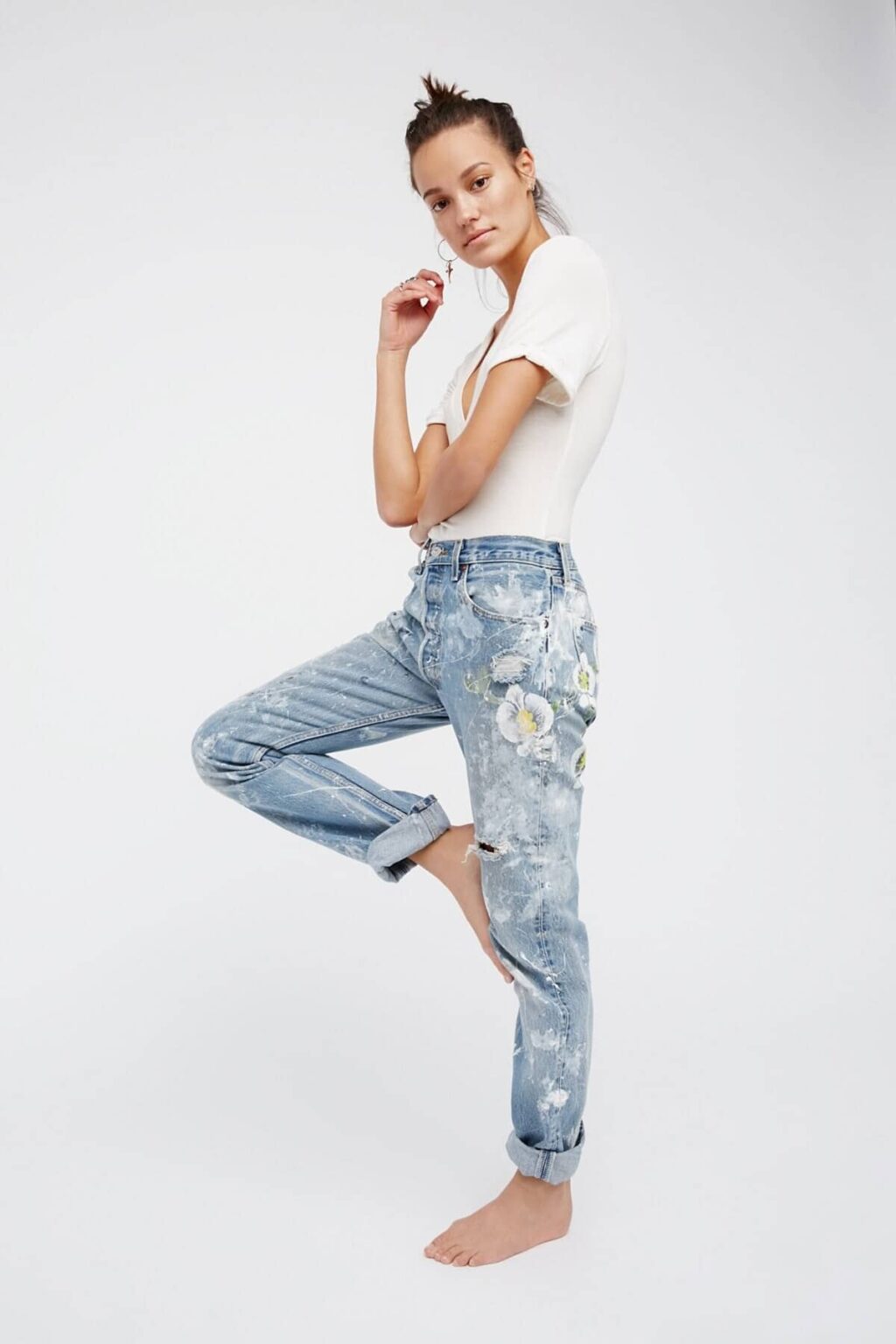 25 Wonderful Embroidered Jeans Outfits - The Cuddl