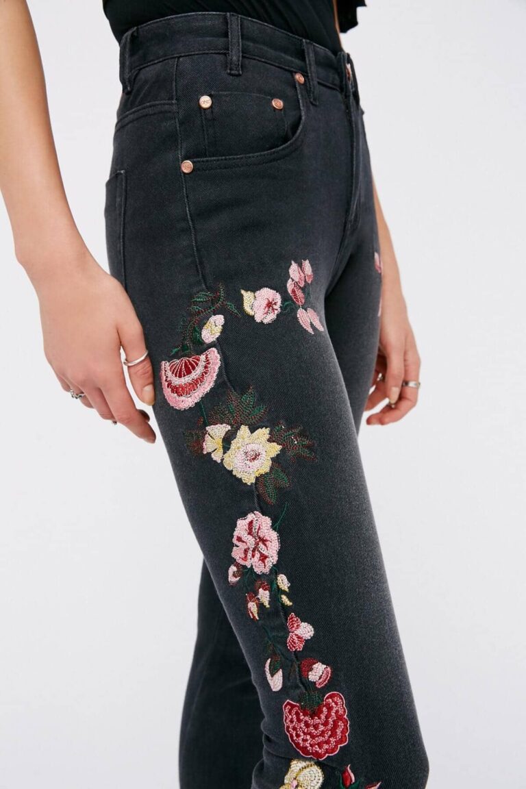 25 Wonderful Embroidered Jeans Outfits - The Cuddl