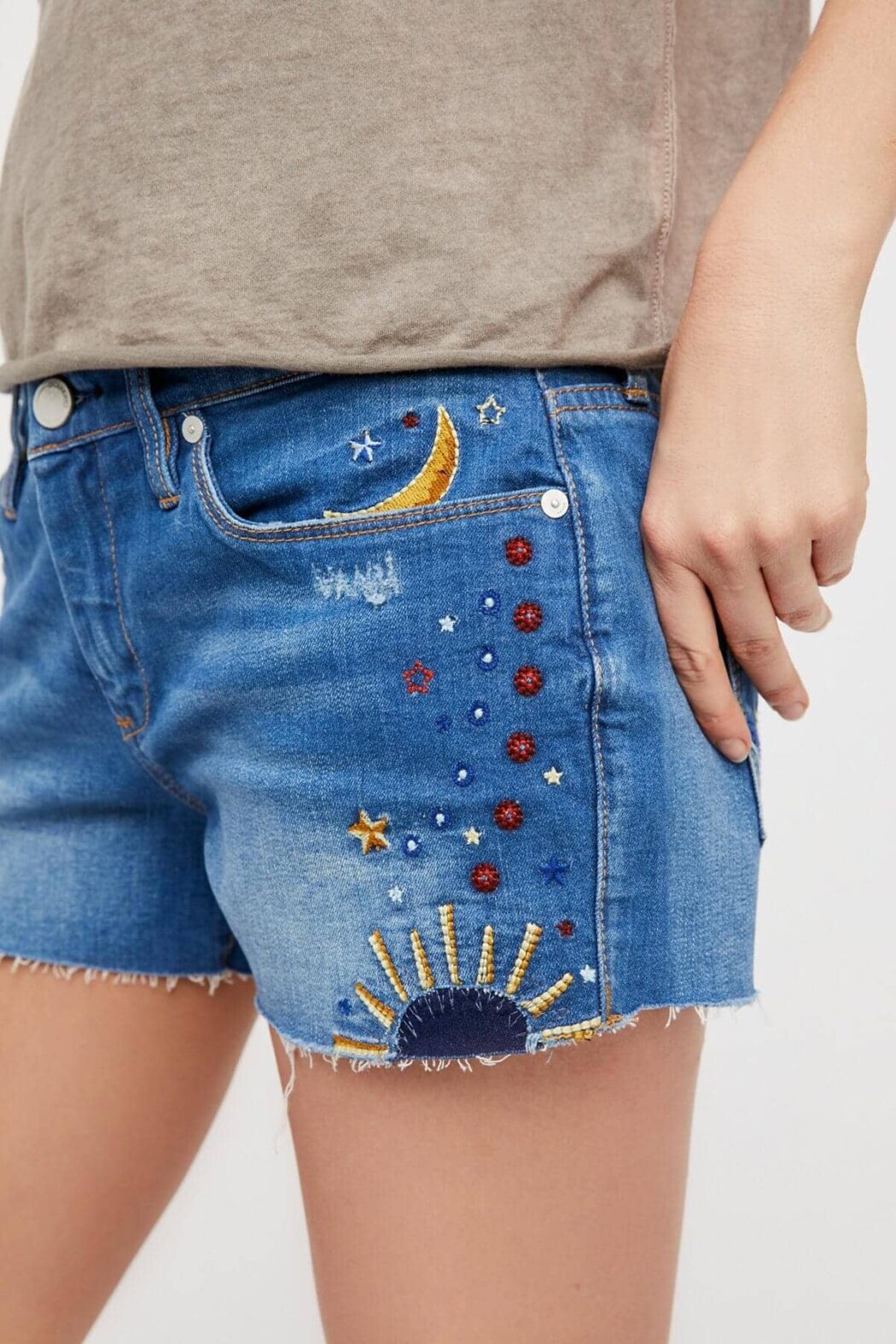 25 Wonderful Embroidered Jeans Outfits - The Cuddl