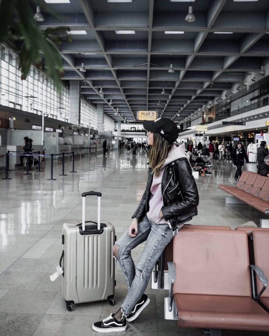 25 Trendy Airport Outfits to Make Traveling More Enjoyable